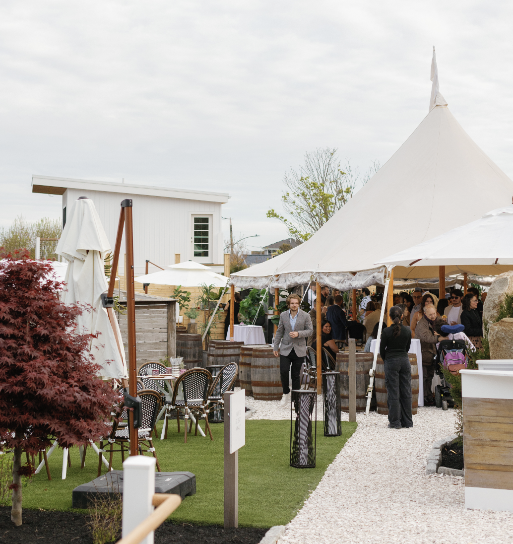 a little auk: All-outdoor restaurant and bar in York, Maine.