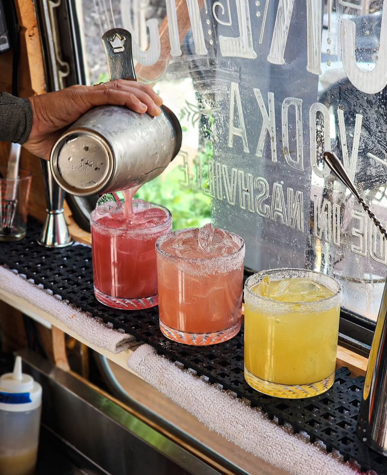 a little auk: All-outdoor restaurant and bar in York, Maine.