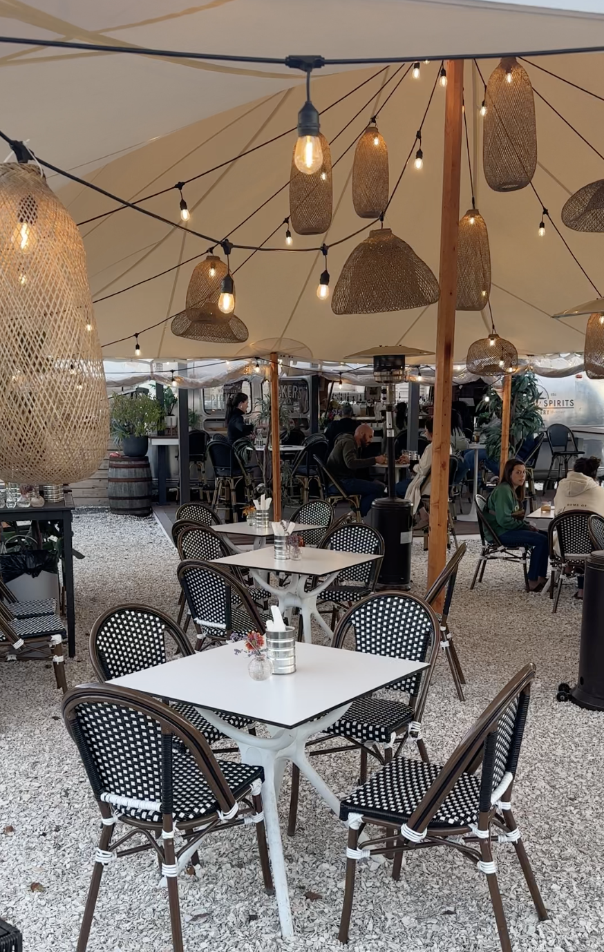 a little auk: All-outdoor restaurant and bar in York, Maine.